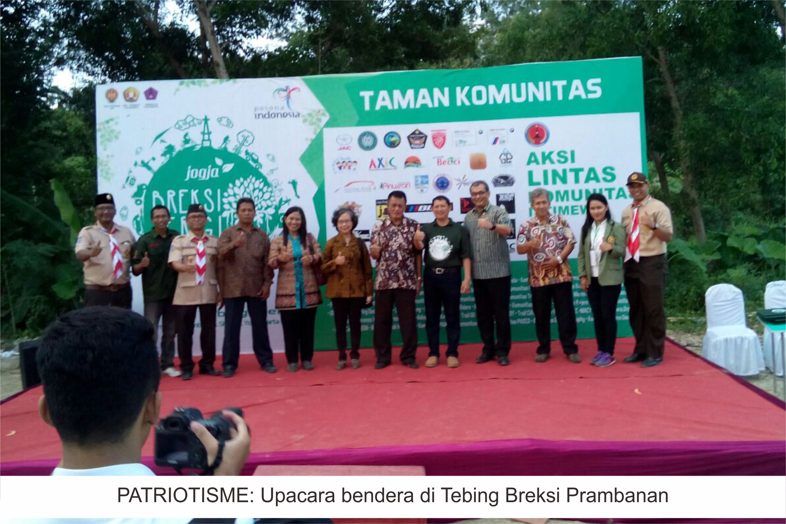 UPNYK Kibarkan 300 Bendera Merah Putih di Puncak Breksi | UPN VETERAN ...